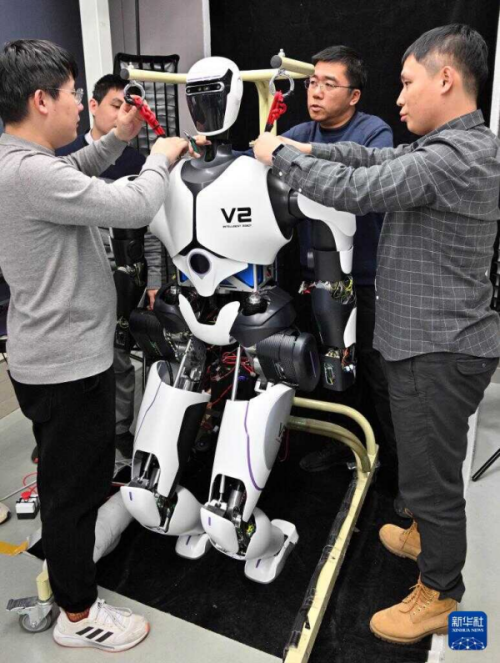 【新华网】人形机器人小Q家族亮相----中国科学院